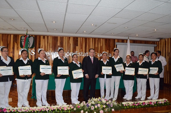 Enfermeras de IMSS reciben título de licenciatura por la UNAM