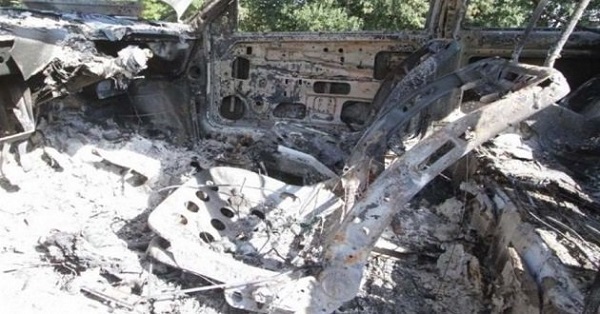 Encuentran dos hombres calcinados dentro de una camioneta, en Amozoc