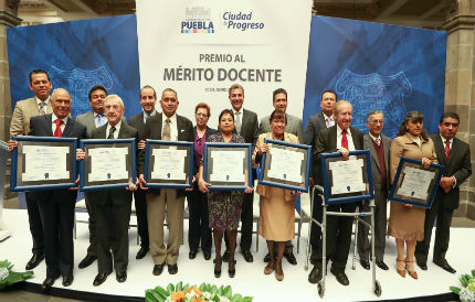 Entrega el ayuntamiento Premio al Mérito Docente